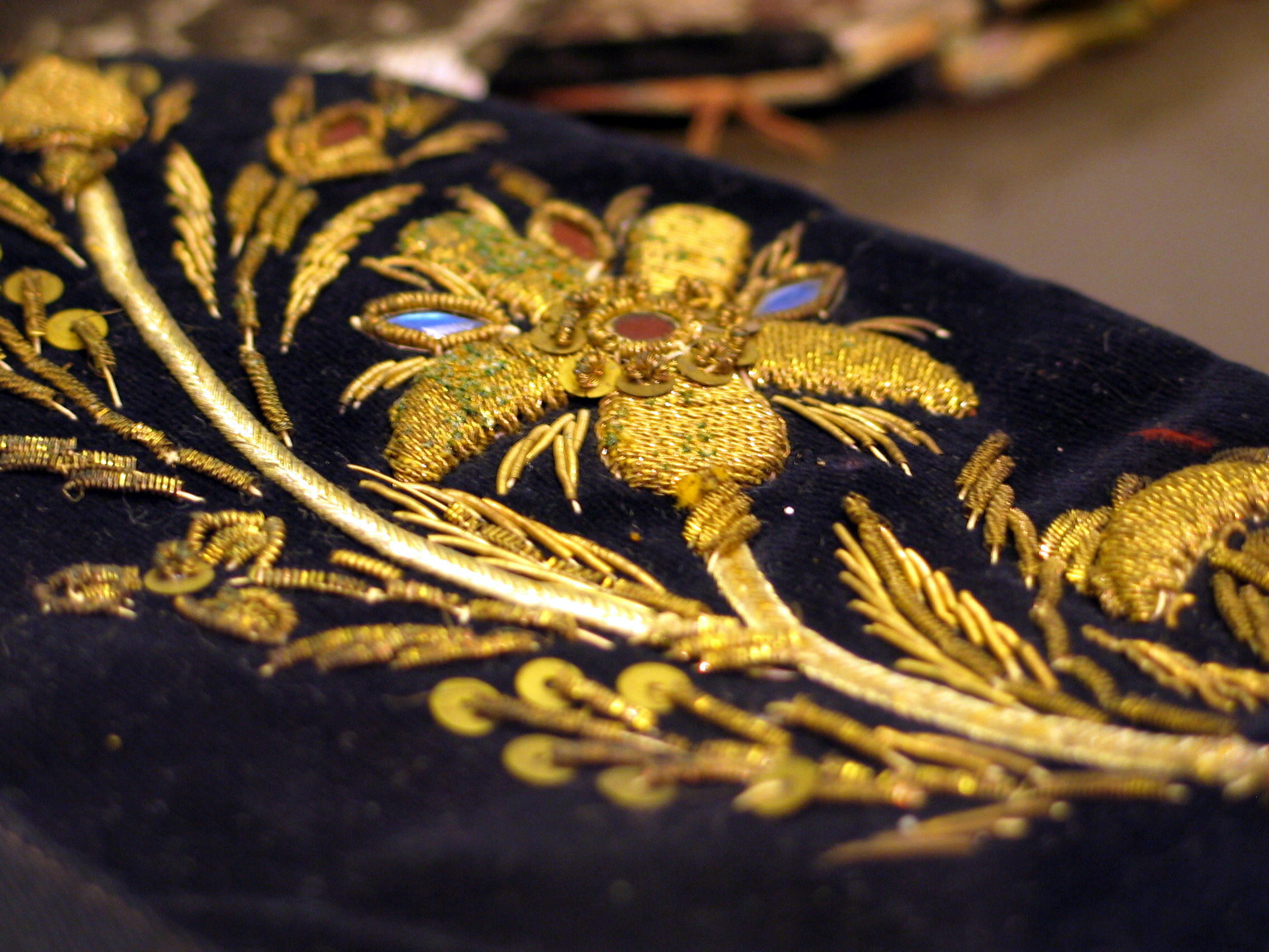 Merveilles de bonnets brodés - Costumes et Coutumes